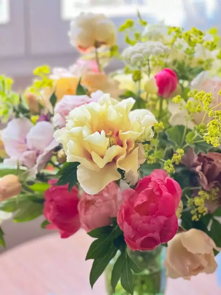 DIY : un bouquet simple de pivoines et de roses